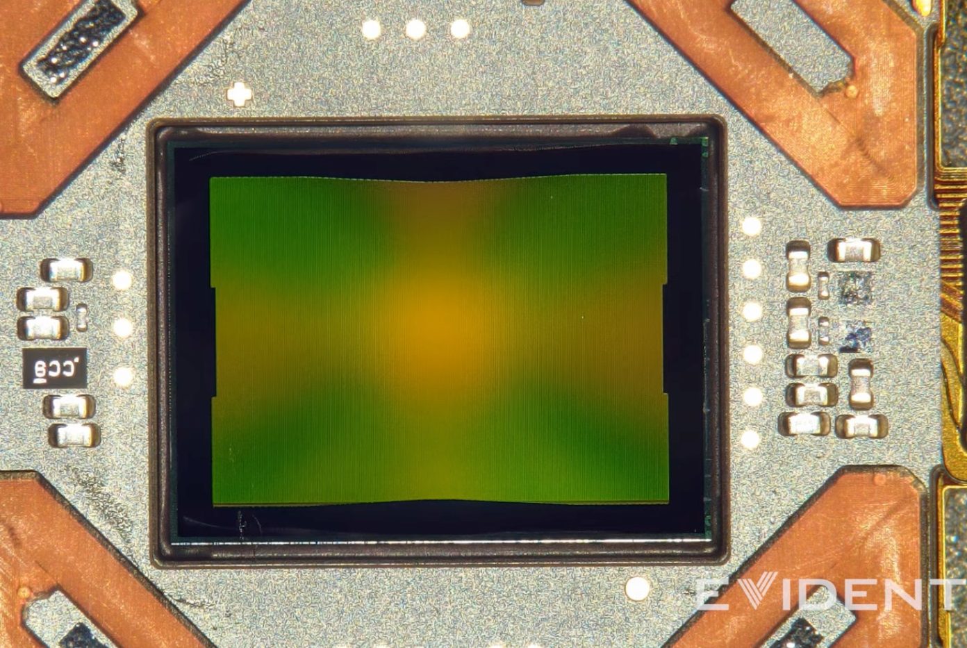 El iPhone 15 tiene un sensor de cámara principal un 22% más pequeño que ...